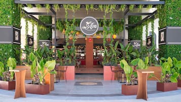 8 restaurantes, é servido café da manhã
