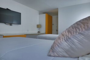 Quarto Duplo Standard | Com decoração personalizada, com mobília individualizada, secretária 