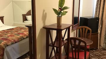 Quarto Deluxe, 1 quarto, frigorífico e micro-ondas | Roupa de alta qualidade, secretária, Wi-fi grátis