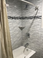 Quarto, 1 cama queen-size | Casa de banho | Uma banheira, artigos de higiene pessoal grátis, toalhas fornecidas