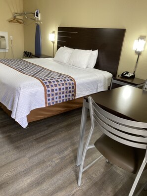 Quarto standard, 1 cama King, para não fumantes | Quartos à prova de som, ferros/tábuas de passar roupa, Wi-Fi de cortesia