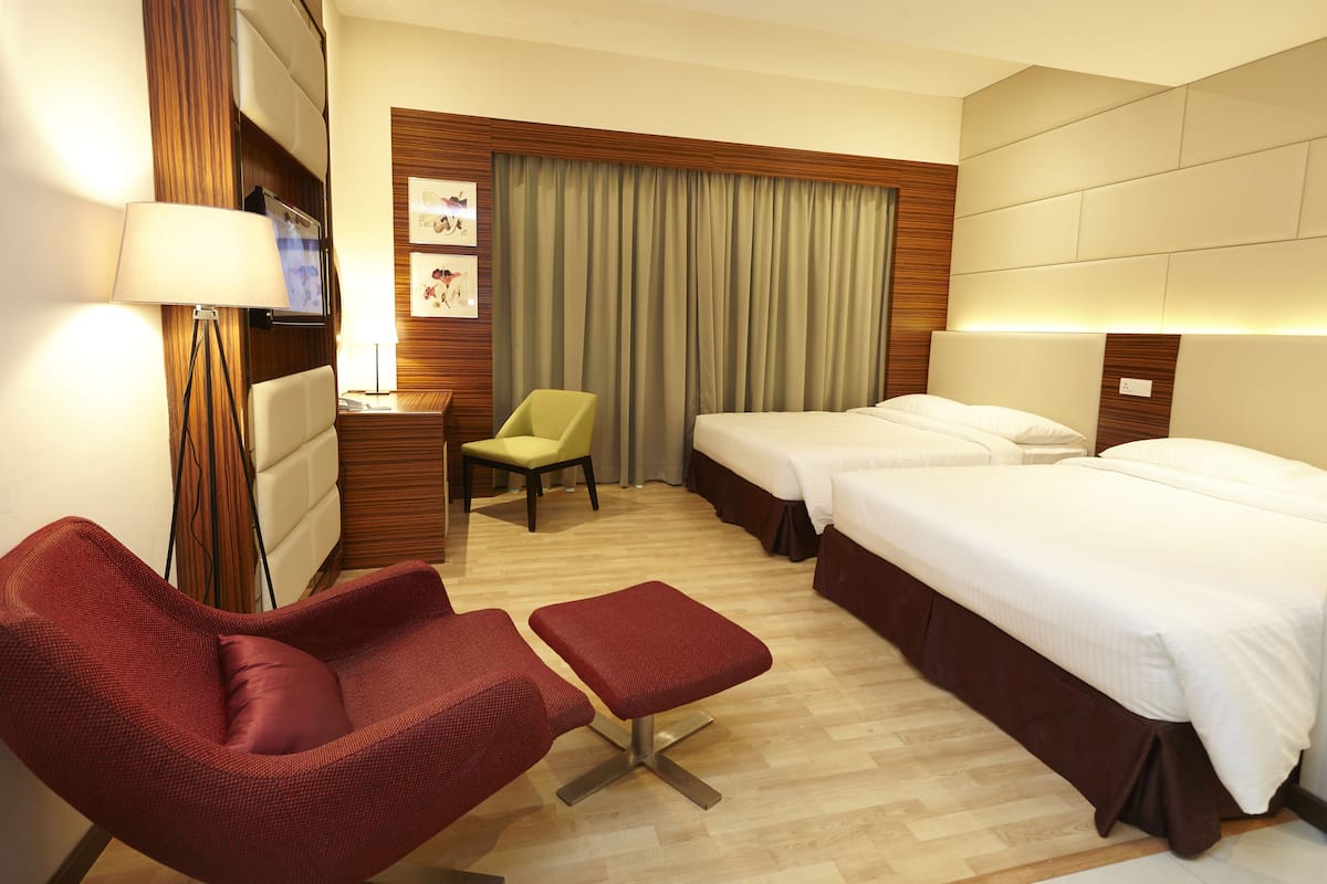 Suite Premium, 2 camas queen-size | Cofre no quarto, secretária