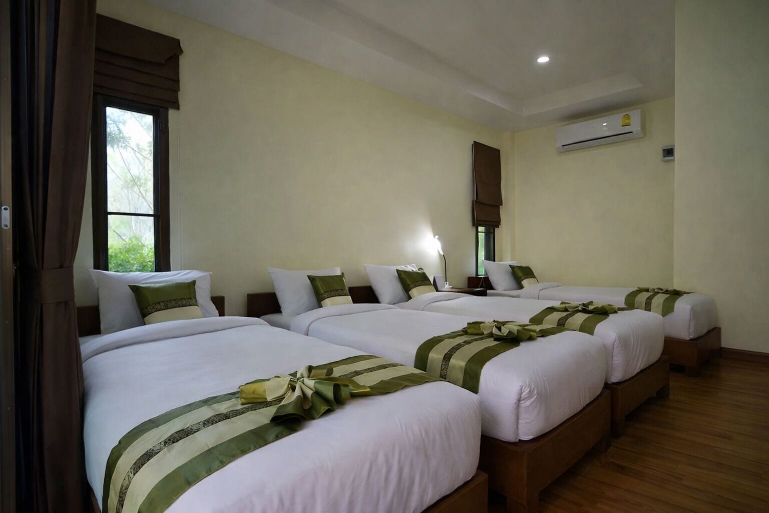 Quarto Quádruplo Familiar | Minibar, secretária, cortinas/cortinados opacos, ferro/tábua de engomar 