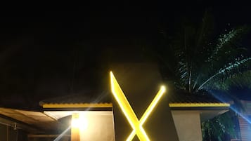 Fachada do alojamento (tarde/noite)
