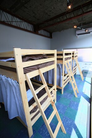 Dormitório Partilhado, em dormitório misto, não fumadores (6 Person Occupancy) | Cofre no quarto, Wi-fi grátis, roupa de cama fornecida