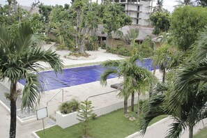 Piscina exterior, espreguiçadeiras 