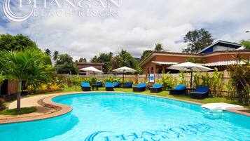 2 piscinas externas, barracas de cortesia, guarda-sóis