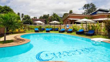 2 piscinas externas, barracas de cortesia, guarda-sóis