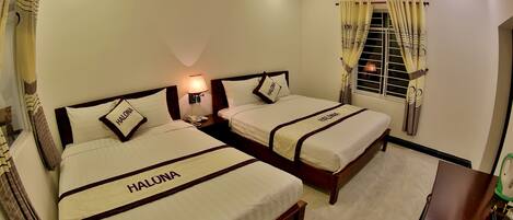 Quarto superior, 2 camas de casal | Frigobar, cofres nos quartos, escrivaninha, cortinas blackout