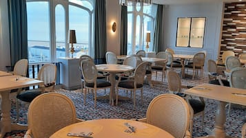 Café da manhã self-service todos os dias (EUR 25 por pessoa)