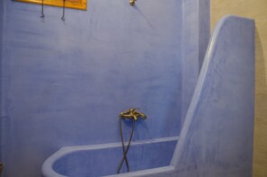 Suite-Estúdio Deluxe, 1 quarto | Casa de banho | Uma combinação polibã/banheira, artigos de higiene pessoal grátis 