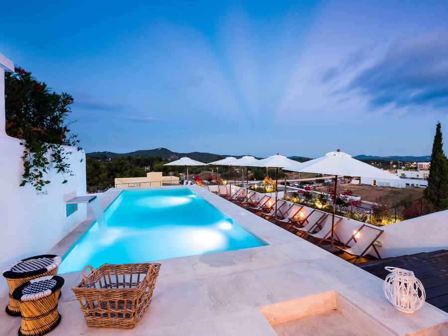 Piscina exterior sazonal, guarda-sóis, espreguiçadeiras