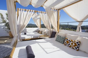 Terraço com espreguiçadeiras