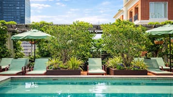 Piscina externa, funciona das 11h às 19h, espreguiçadeiras