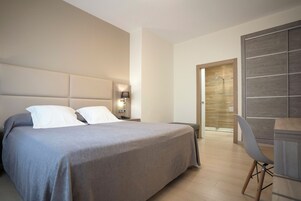 Apartamento 2 habitaciones, vistas piscina y jardin | Cofres nos quartos, cortinas blackout, ferros/tábuas de passar roupa