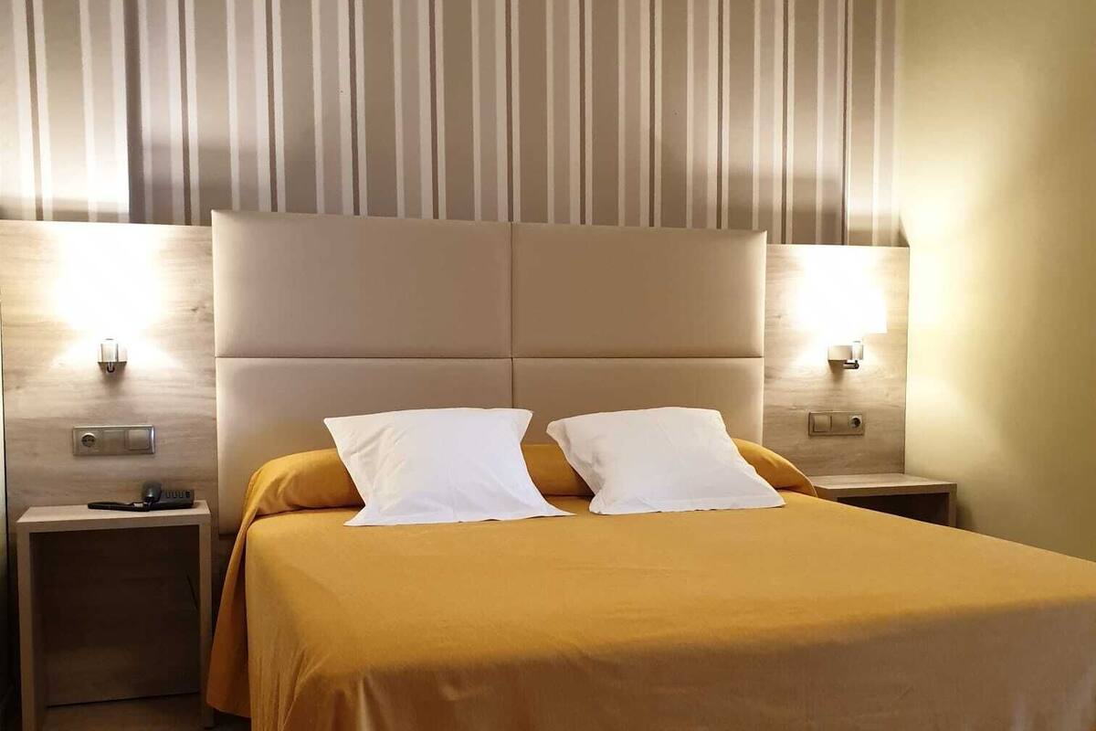 Cofre no quarto, cortinas/cortinados opacos, ferro/tábua de engomar 