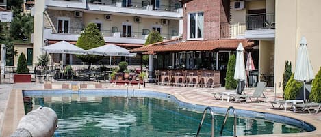 Piscina externa, guarda-sóis, espreguiçadeiras
