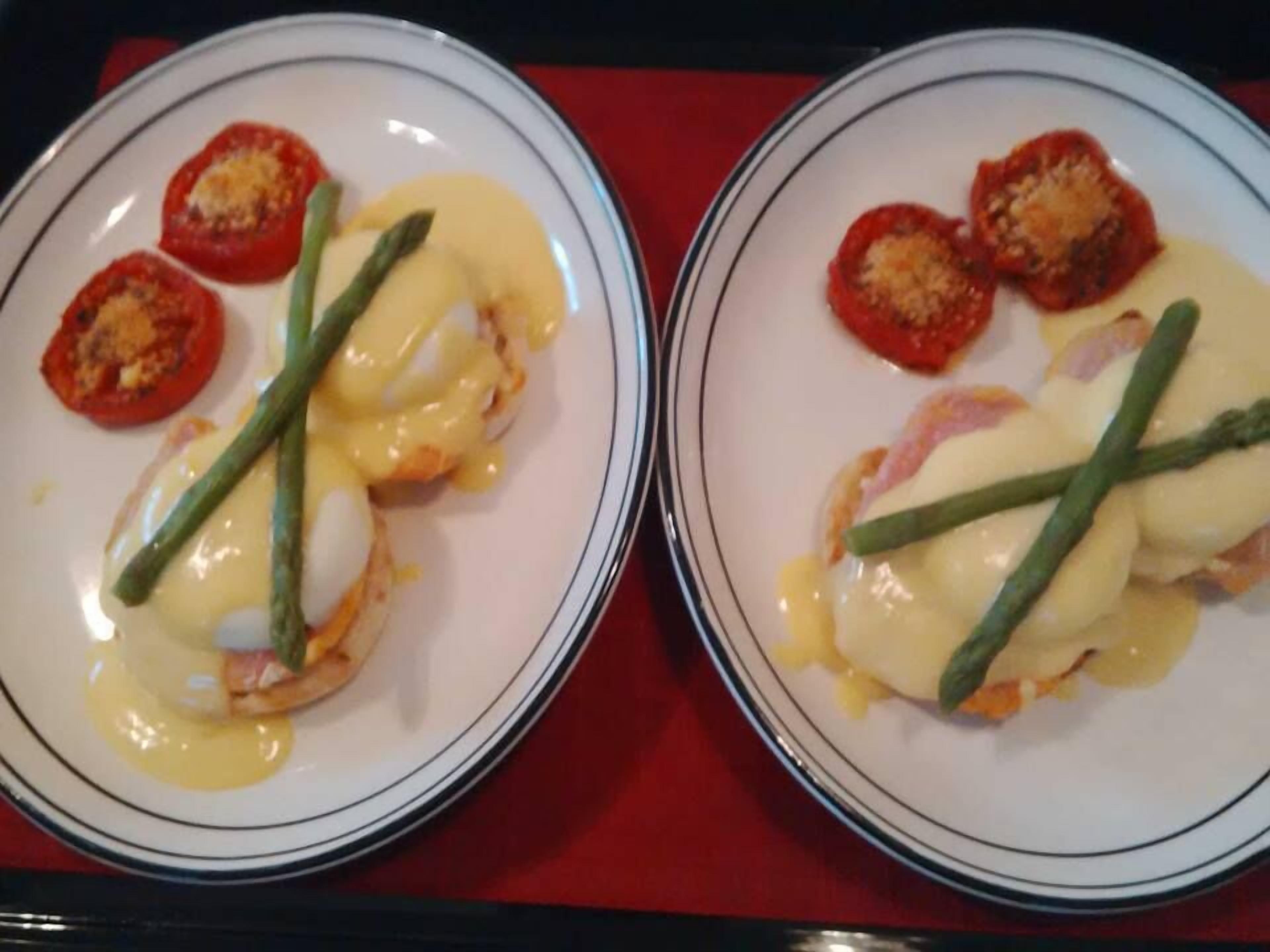 Duas porções de ovos Benedict com tomate e vagem.