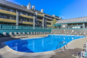 2 piscinas interiores, piscina exterior sazonal