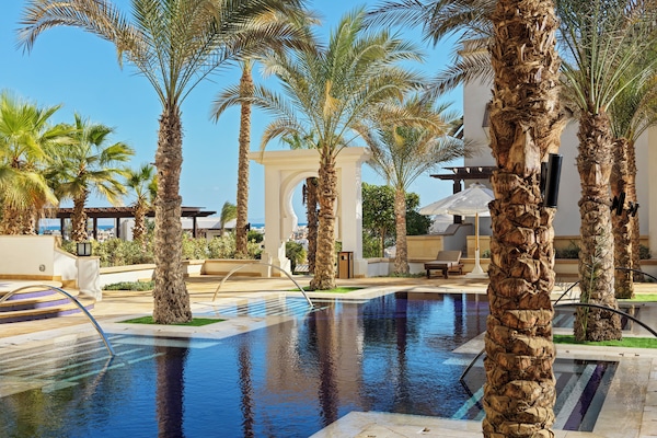 5 piscinas exteriores, guarda-sóis, espreguiçadeiras