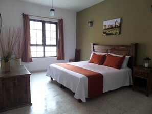 Escrivaninha, ferros/tábuas de passar roupa, roupa de cama