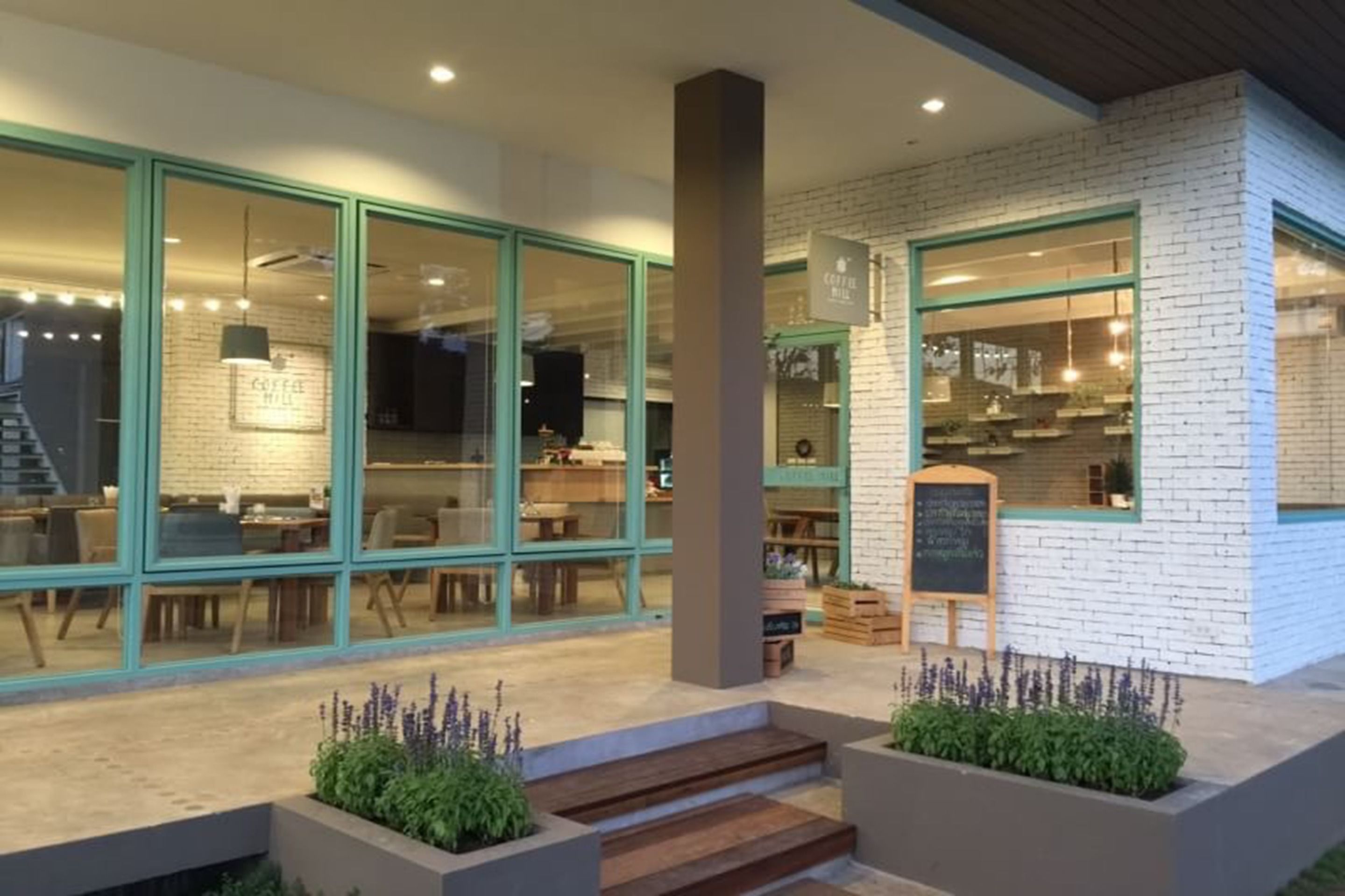 Almoços servidos, cozinha internacional, com vista para o jardim 