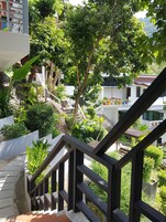 Quarto superluxo, cozinha americana, vista para o mar | Cofres nos quartos, individualmente decorados, escrivaninha