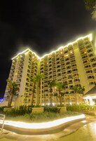 Fachada da propriedade à noite