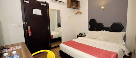 Quarto Standard, 1 cama queen-size, sem janelas (Urban) | Secretária, ferro/tábua de engomar, Wi-fi grátis