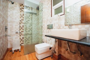 Quarto Superior | Casa de banho | Um polibã, um chuveiro fixo, artigos de higiene pessoal grátis