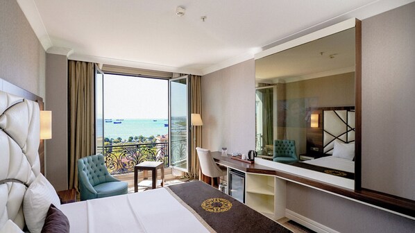 Roupa de alta qualidade, minibar, cofre no quarto, secretária