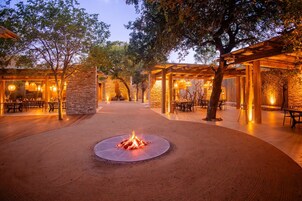 Pequenos-almoços, almoços, jantares servidos, cozinha internacional 