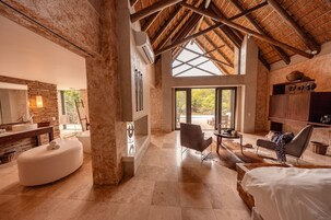 Villa de Luxo, piscina privativa | Roupa de alta qualidade, minibar, cofre no quarto, secretária 