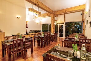 Café da manhã com buffet grátis todos os dias