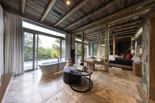 Villa Superior | Casa de banho | Um polibã e uma banheira separados, uma banheira de imersão total 