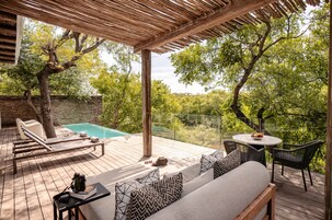 Villa Superior | Piscina exterior | Piscina exterior, guarda-sóis, espreguiçadeiras 