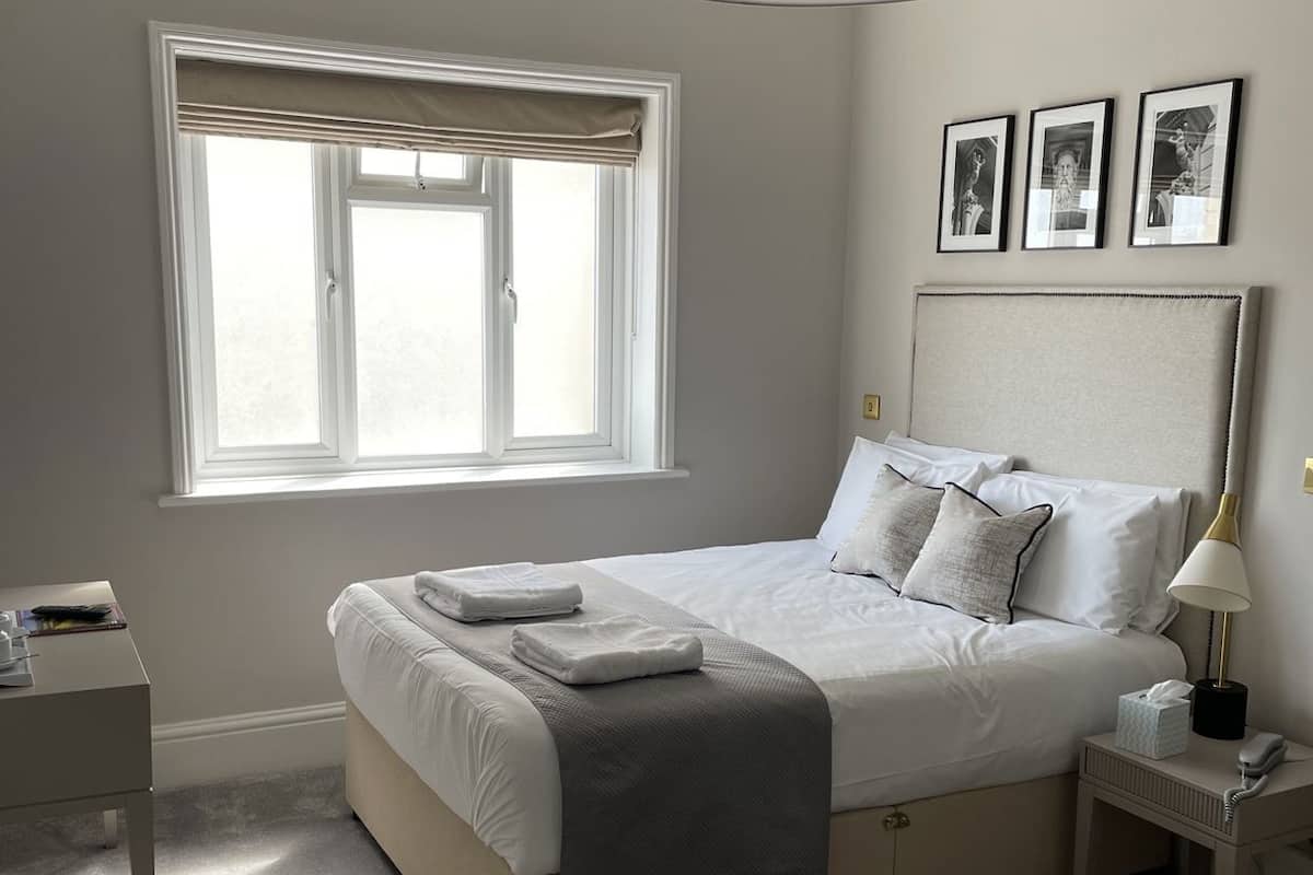 Secretária, ferro/tábua de engomar, Wi-fi grátis