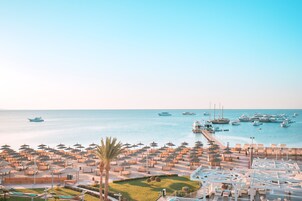 Uma praia privada, espreguiçadeiras, guarda-sóis de praia 