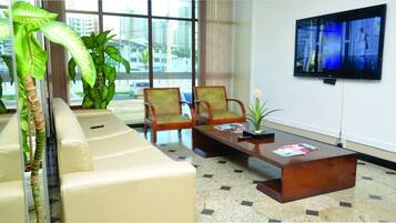 Área de estar no saguão