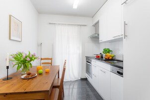 Apartamento, 2 quartos, não fumadores | Cozinha privada | Um frigorífico, um micro-ondas, uma placa de cozinha 