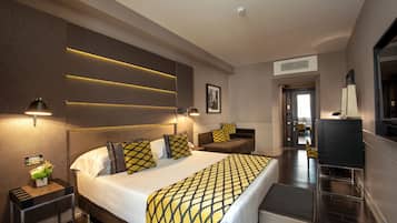 Roupas de cama premium, frigobar, cofres nos quartos, escrivaninha