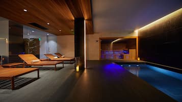 Salas para tratamentos a dois, sauna seca, banheira de hidromassagem