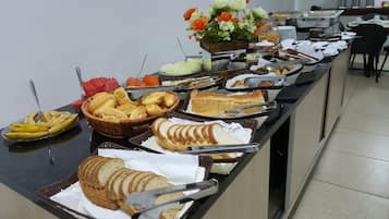 Café da manhã com buffet grátis todos os dias