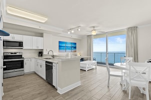 Apartamento em Condomínio Fechado, 1 quarto, em frente à praia (2306) | Cozinha privada | Um frigorífico/congelador grande, um micro-ondas, um forno