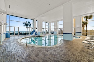 2 piscinas interiores, 3 piscinas exteriores, guarda-sóis
