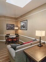 Suíte superior, 1 cama King e sofá-cama, banheira de hidromassagem, vista para o lago | Cofres nos quartos, escrivaninha, ferros/tábuas de passar roupa