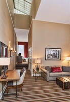 Suite, 1 cama king-size e sofá-cama, Vista para a cidade | Cofre no quarto, secretária, ferro/tábua de engomar, Wi-fi grátis 