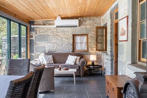 Casa de Campo, 3 quartos (Thompsons Residence) | Sala de estar | TV de ecrã plano, lareira, leitor de DVD 