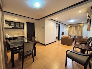 Suite Júnior, 1 quarto | Cozinha privada | Um micro-ondas, uma chaleira elétrica 