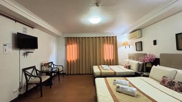 Quarto Duplo Deluxe | Secretária, cortinas/cortinados opacos, ferro/tábua de engomar
